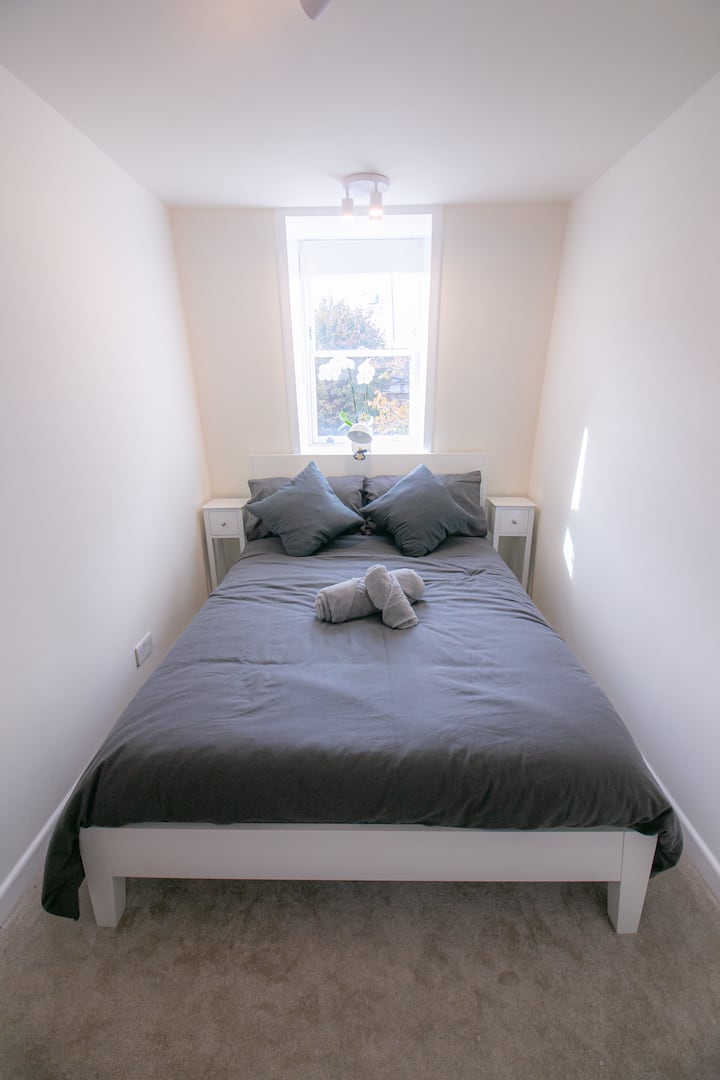 Private Room Facing The Olympia | In-room Air Con - London