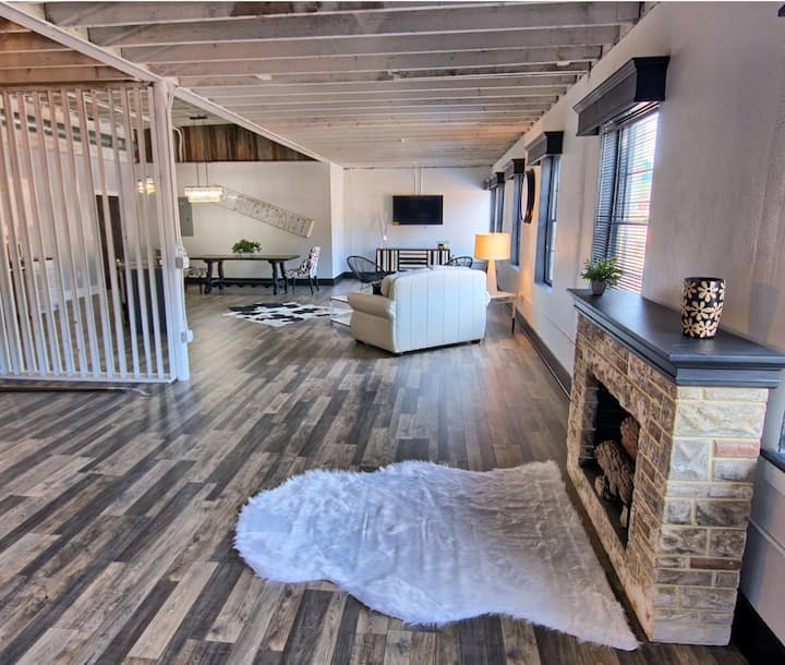 The Reminiscent Suite/feathered Nest Downtown - West Jefferson, NC