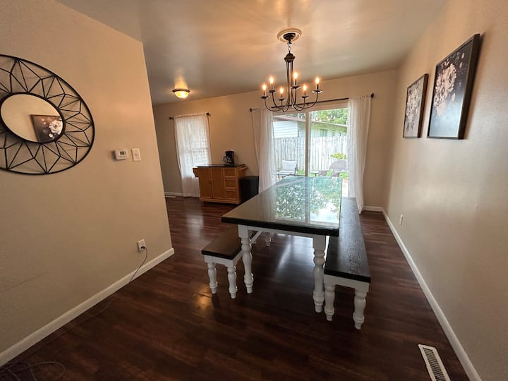 Stylish 4 Bedroom With Patio & Ping Pong Table - Champaign