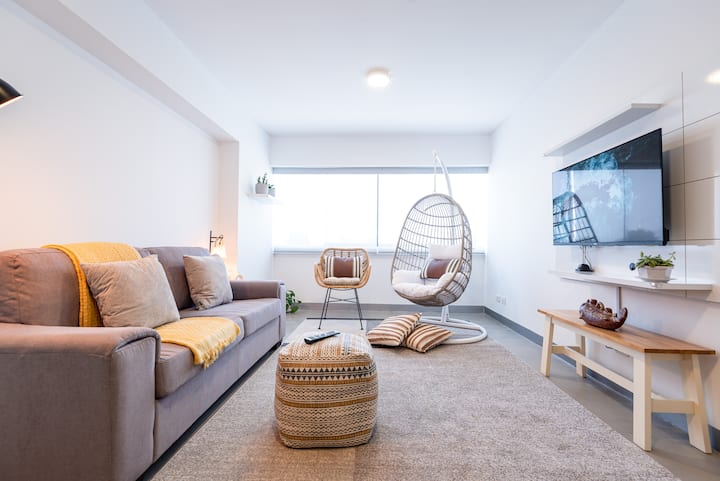 Pet Friendly, King Bed, City Views, Busy Area - Peru