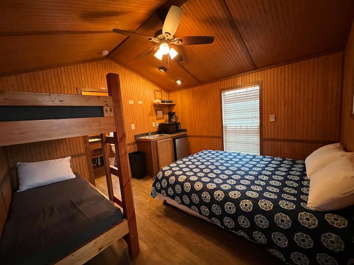 Harpers Ferry Potomac River View Cabin 2 - Harpers Ferry, WV