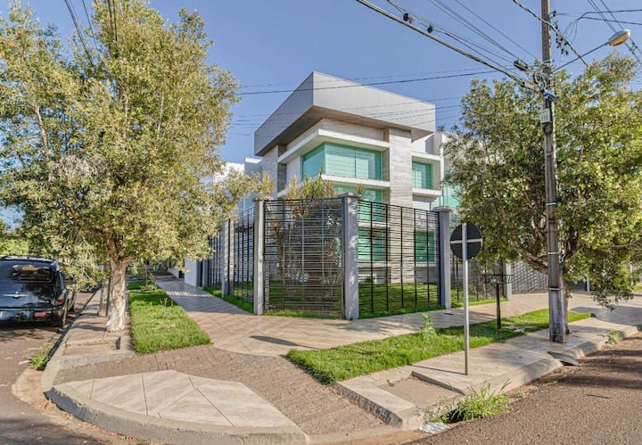 Belíssimo Sobrado Com “Jacuzzi”privativa - Maringá