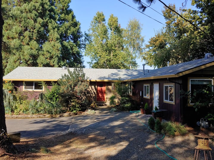 Cozy Yet Spacious Three Bedroom, Two Bath Home - Silverton, OR