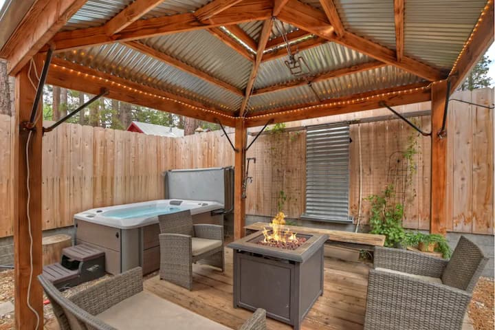 Modern Cabin, Fully Fenced Yard Hot Tub, Waterfall - Big Bear, CA