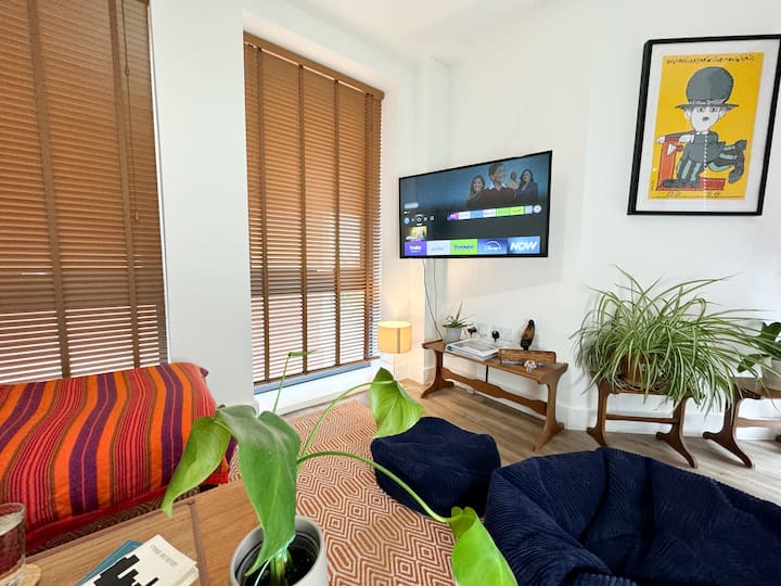 Stylish Flat Overlooking The City -