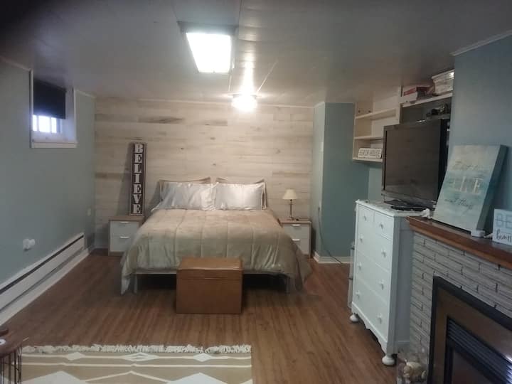 1 Bedroom, Queen Bed, 3 Piece Bath, Gas Fireplace - Sarnia