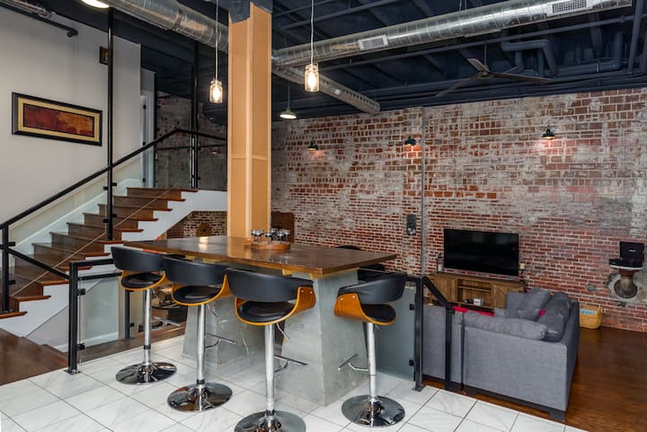 Local Discounts!-unique, Charming Restored School - Newark, OH