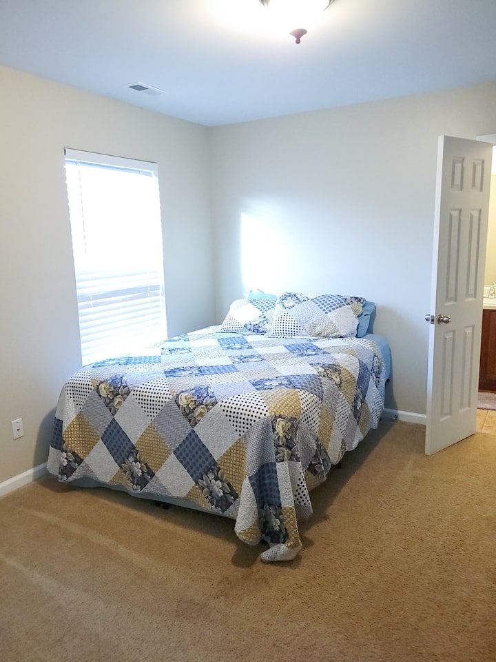 Cheerful Private Room With Bed & Private Bathroom - Burlington, NC