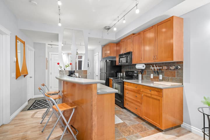 Convenient & Cozy 1 Bdrm Bridgeland Condo W/ Prkg - Calgary