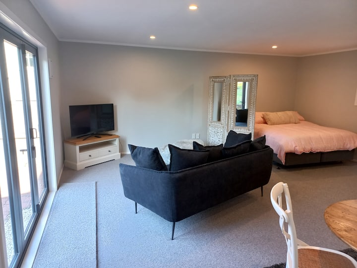 Cute, New Two Bedroom Cottage With Shared Pool - Cambridge
