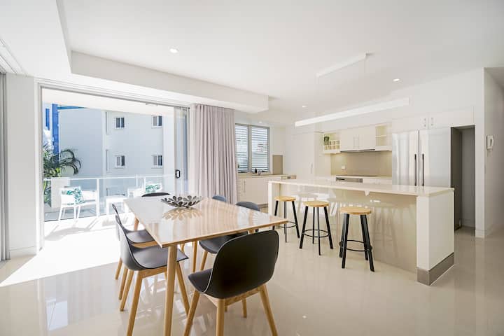 Dee-ell Place: A Beachside Entertainer's Dream - Gold Coast