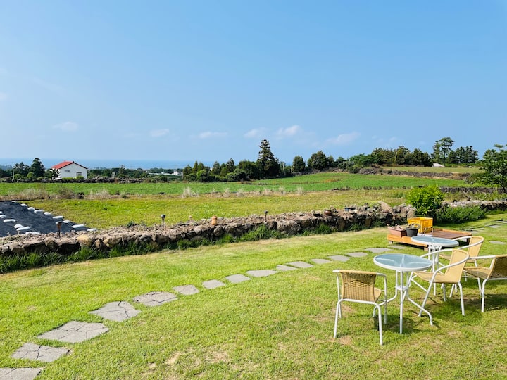Farm Stay In Aewol-eup, 'Honeyberry House' - Jeju-si