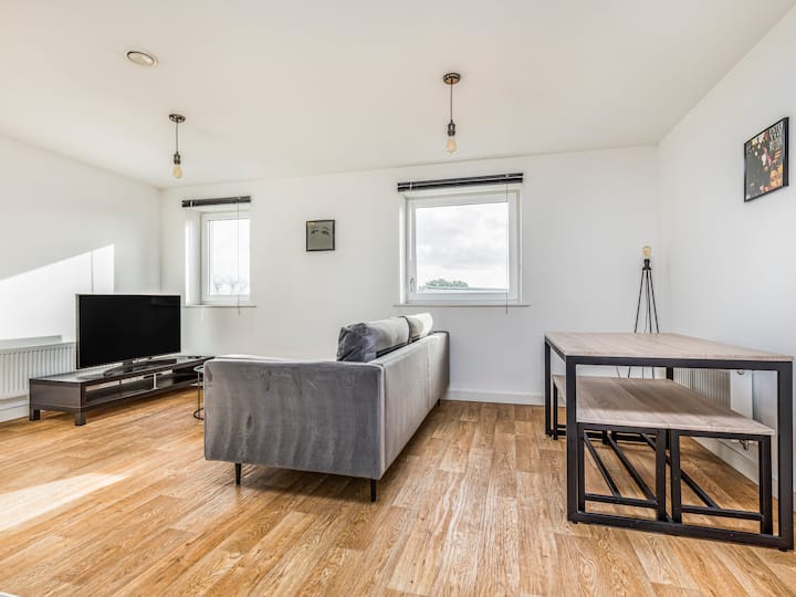 Central Modern Flat With Parking | Pass The Keys - Chichester