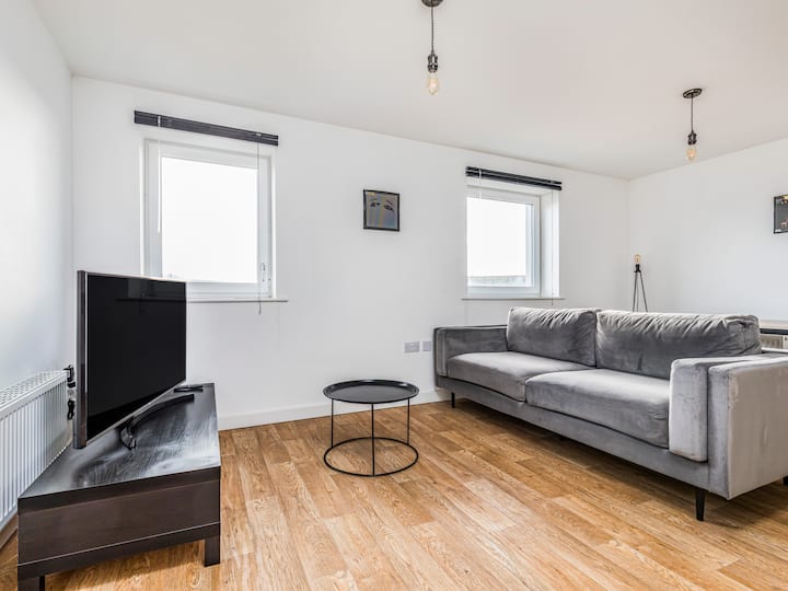 Central Modern Flat With Parking | Pass The Keys - Chichester