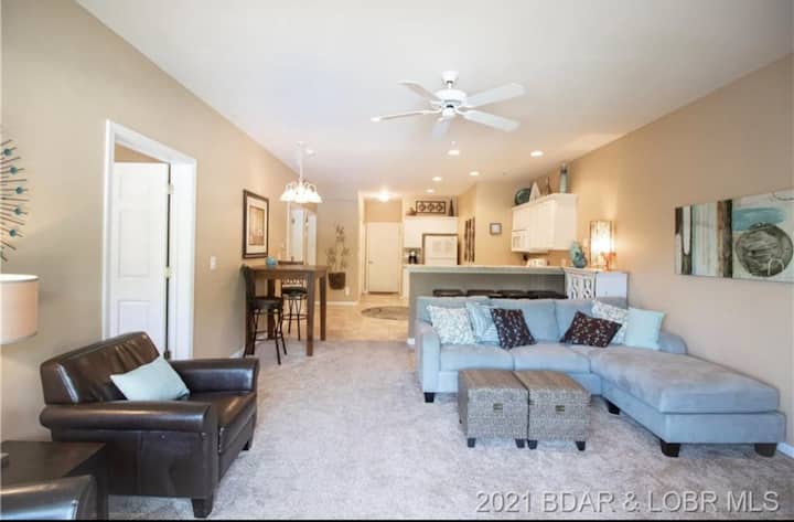 2-bedroom Condo With Beautiful Lake And Pool View - Camdenton, MO