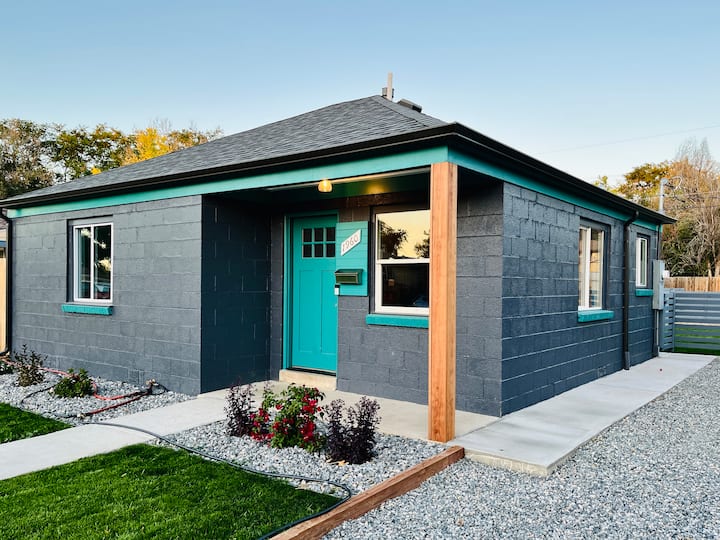 Modern Home Near Hospital - Aurora, CO