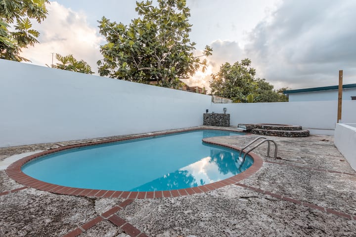 The Haus - Entire House With Private Pool - Levittown