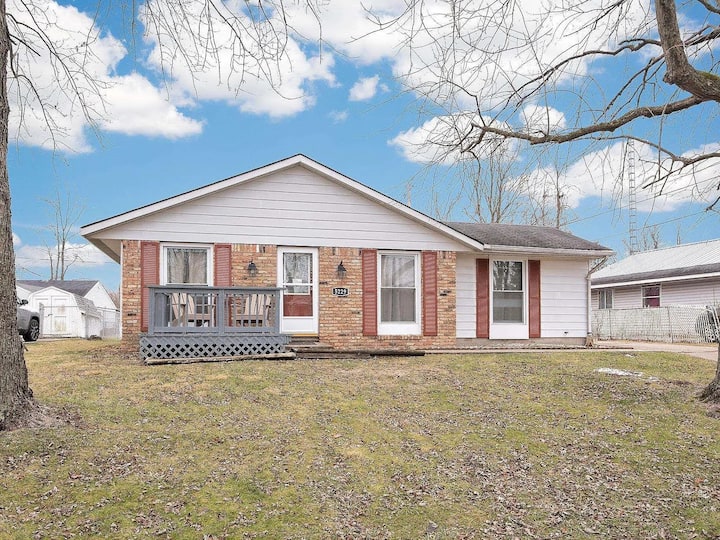 Cheerful 3 Bedroom Home, Updated, Fenced Yard - Kokomo, IN