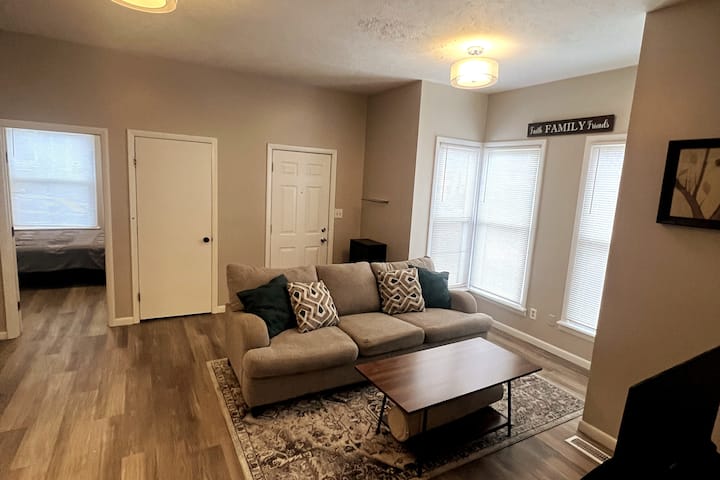 Clean + Spacious + 8 Min From Nd. - South Bend, IN