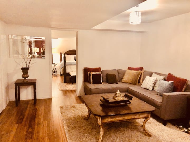 Bedroom With Queen Bed & Attach Full Bathroom - Burlington