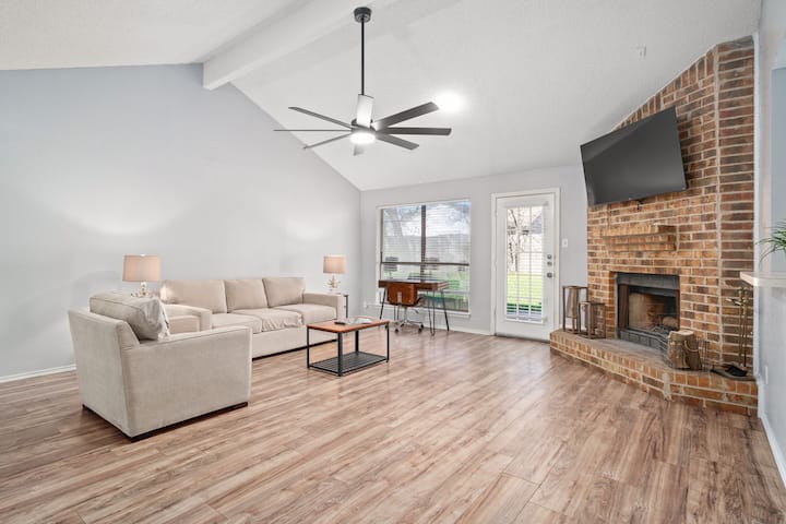 Grand Prairie Home Near *Top Attractions* - Grand Prairie, TX