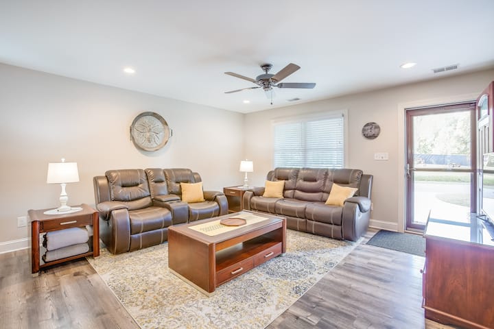 Moultrie's Lake Breeze - Your Home Away From Home - Moncks Corner, SC