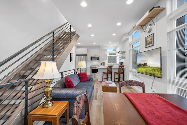 3-level Corner Townhome With Private Rooftop Deck - Seattle, WA