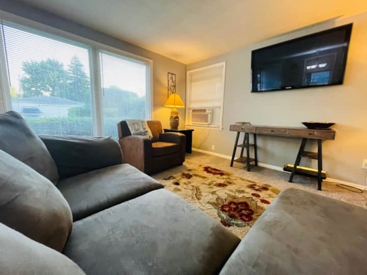 Comfy & Cozy Three Br, Fenced Yard! - Fort Wayne, IN