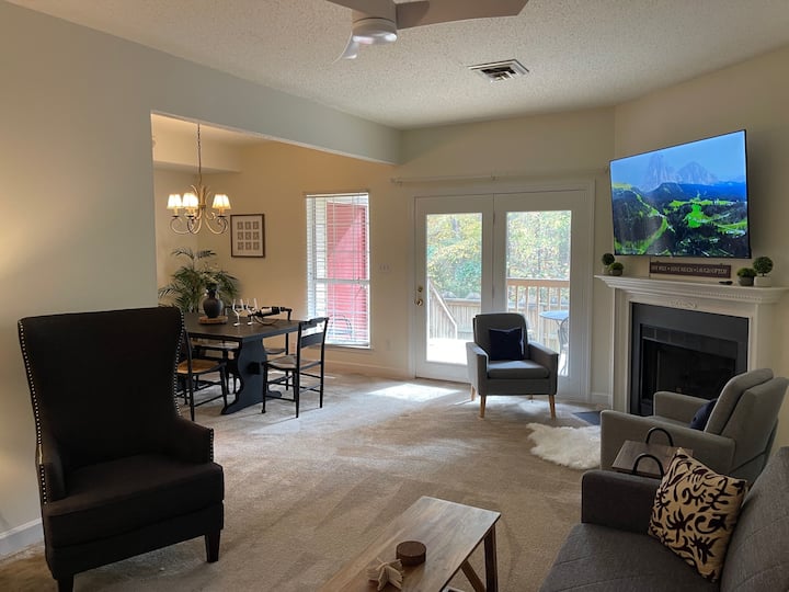 Cheerful 2 Bedroom Townhouse With Fireplace - Williamsburg, VA