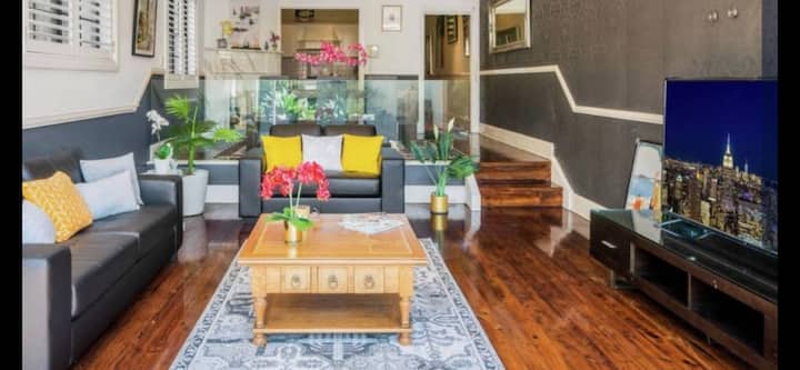 Beach-side Modern 4 Bedroom House Sleeps 8 Adults - Bondi Beach
