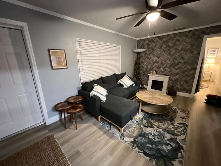 Whole House, Boat Parking, Sleeps 5-6 - DeLand, FL