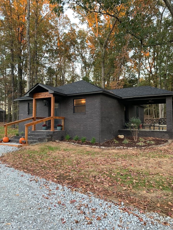 Cozy 2 Bedroom Cottage - Jonesboro, AR