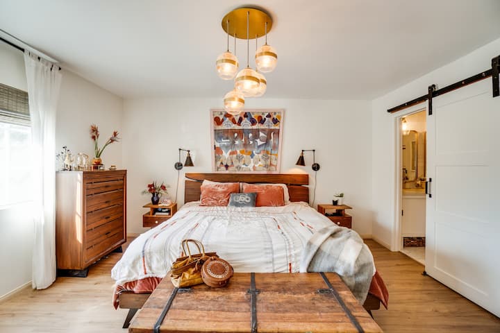 Blue Green Casa 2 Bed + Den / 2 Bath W/ Pool Condo - Burbank, CA