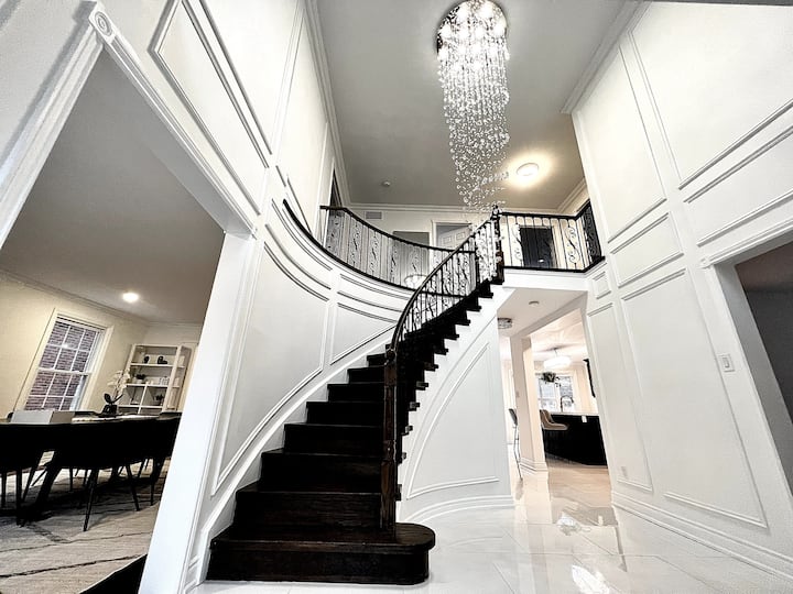 *New Luxury 4 Bdrm Home W Pool Table - Vaughan