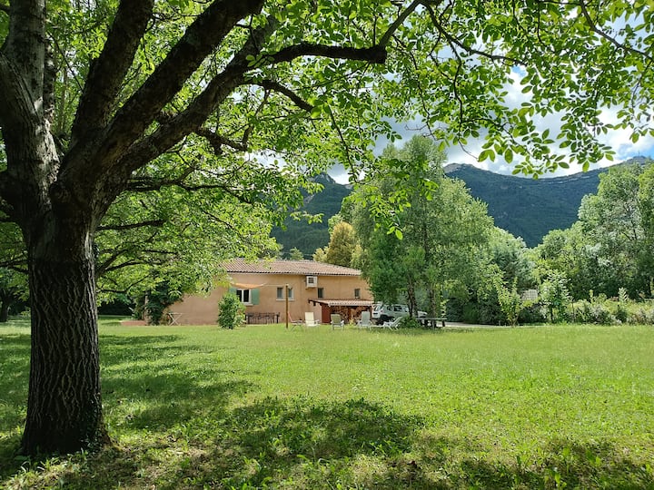 Grande Villa Les Pieds Dans L'eau - Die