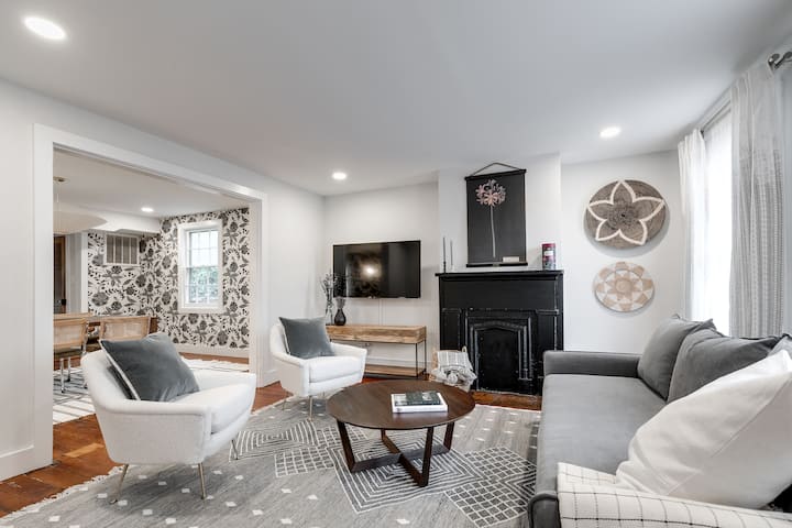 Modern & Stylish, Renovated 1859 Church Hill Home - Richmond, VA