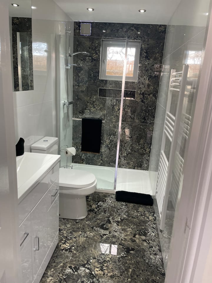 A Charming Newly Built Garden House, Private. - Watford