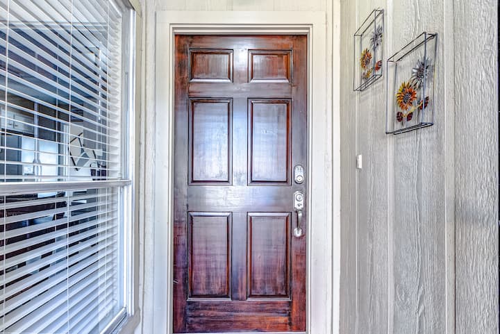 Cheerful 3-bedroom Home With Indoor Fireplace - 