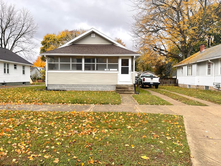 Bungalow With Porch * Washer * Dryer - Grand Rapids, MI