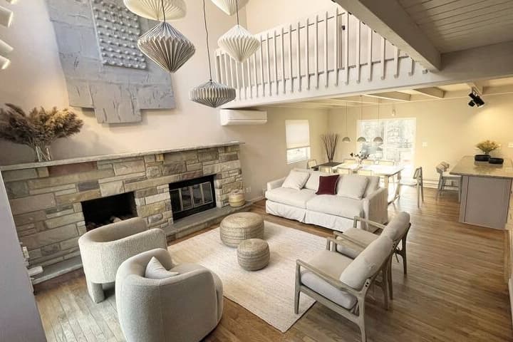 Poconos Chalet I Hot Tub I Theater I Fenced Yard - Stroudsburg, PA