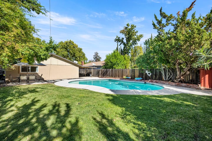 Charming 3 Bedroom Roseville Home With Pool - Rocklin, CA