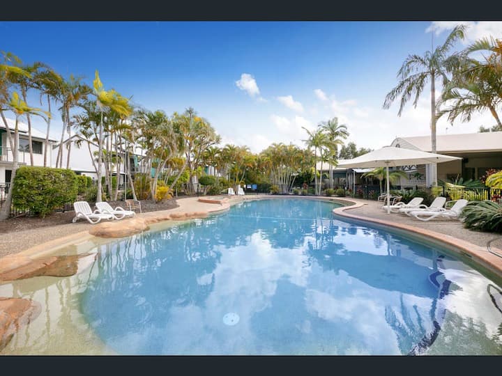 Tropical Oasis Overlooking Lily Pond - Noosaville