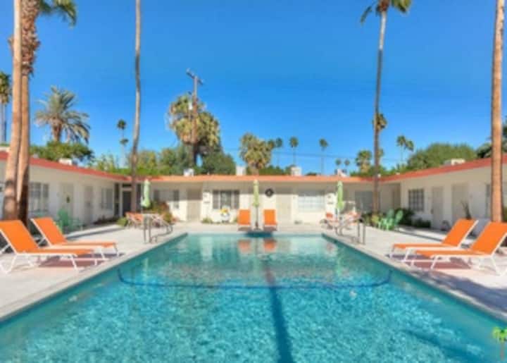 Designer's Downtown Renovated Condo - Walkable - Palm Springs, CA