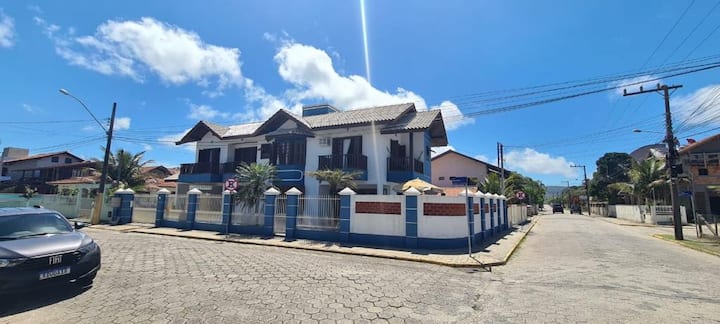 Casa Agradável Com Piscina. Próximo à Praia. -