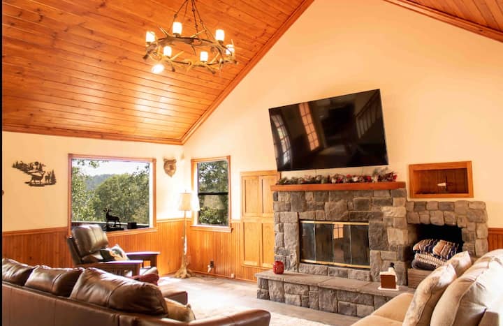 3 Story With Chefs Kitchen, Fireplace And Patio. - Crestline, CA