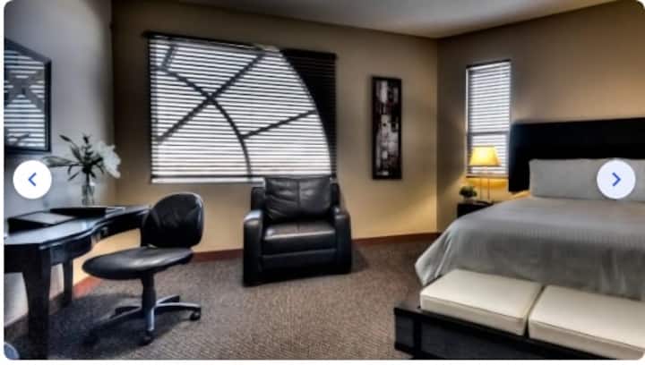 King Bed And Jacuzzi Tub With Free Breakfast! - Grande Prairie