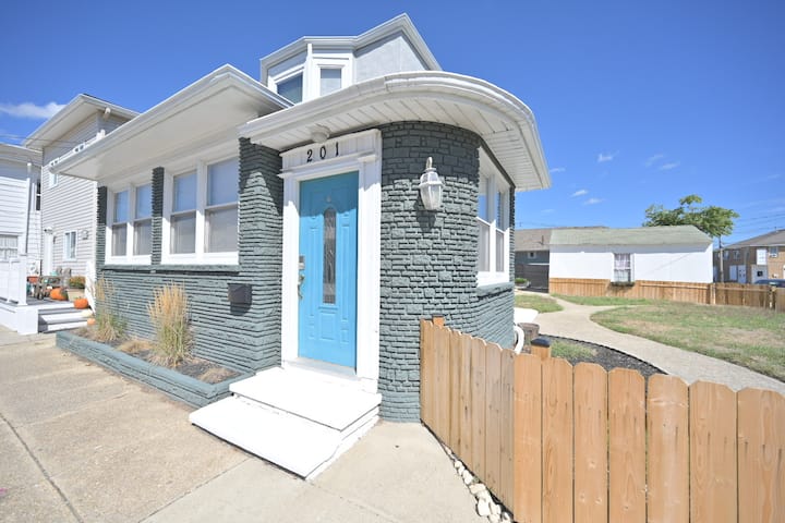 Cheerful 3 Bedroom Beach Home - Storybook Land, Egg Harbor Township