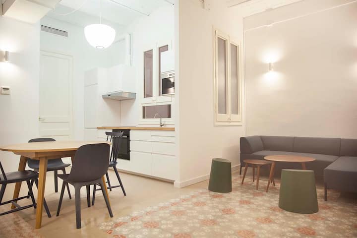 Renovated, Modern 2br With Balcony In City Center - Barcelona