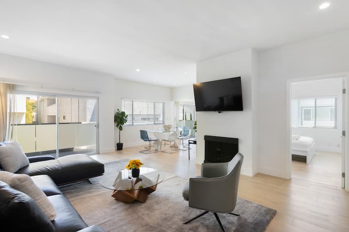 T305 - 3 Bedroom 2 Baths With Parking - Santa Monica, CA