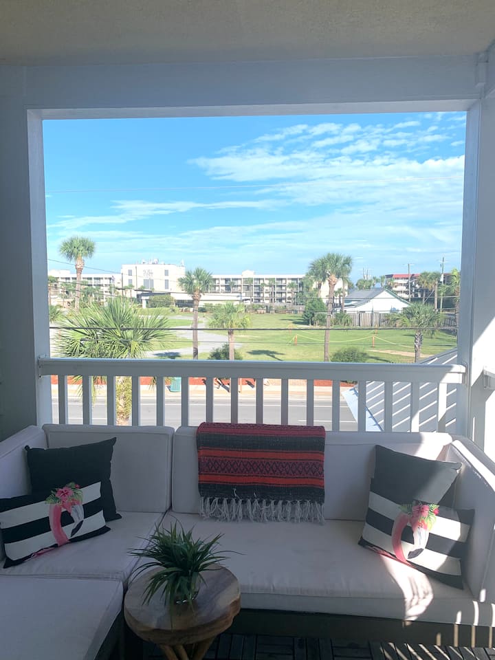 Boho 2br 2bath Condo Steps From The Beach - Tybee Island, GA
